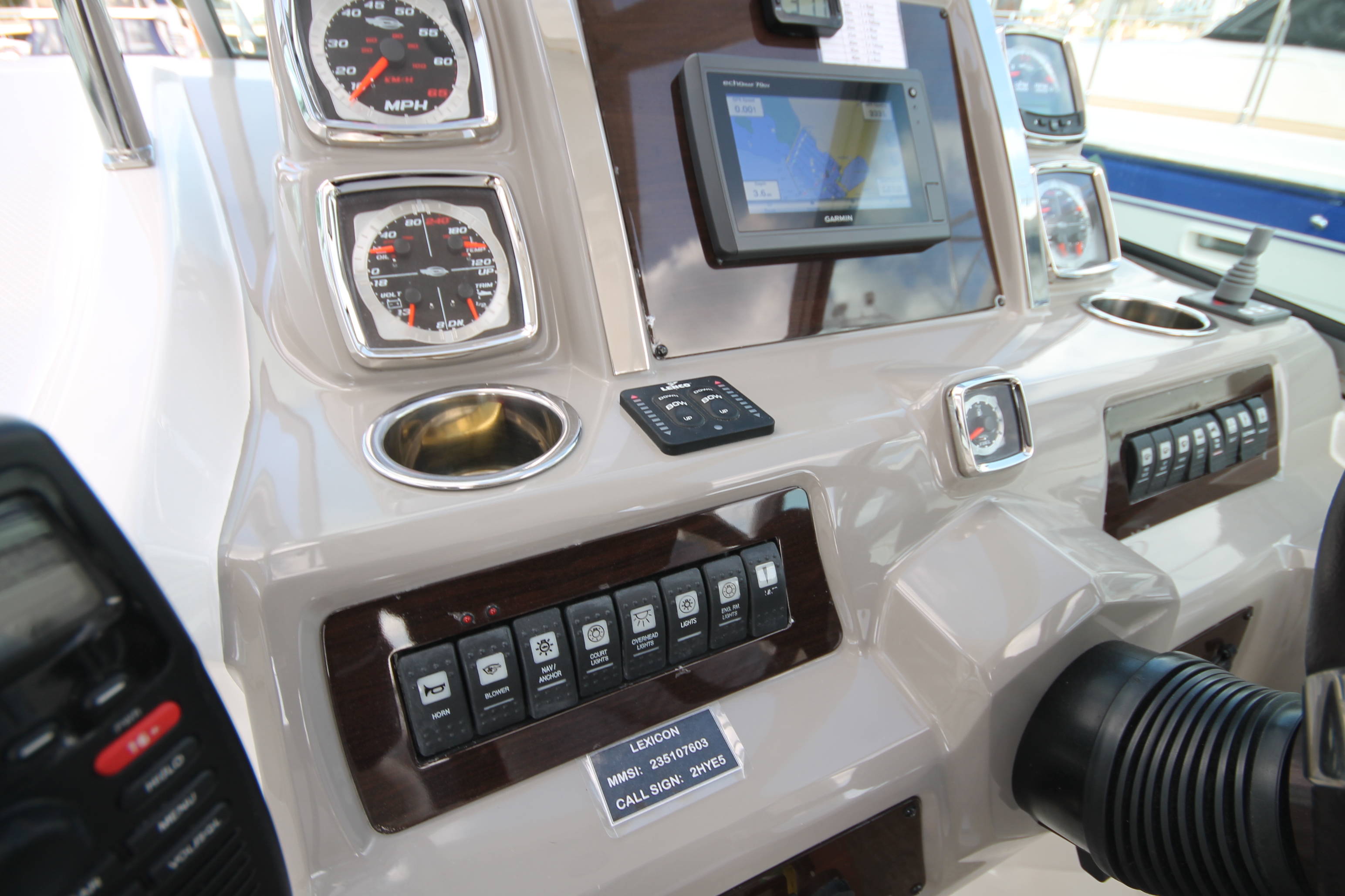 Chaparral 310 Signature for Sale Devon - Helm Station - One Marine
